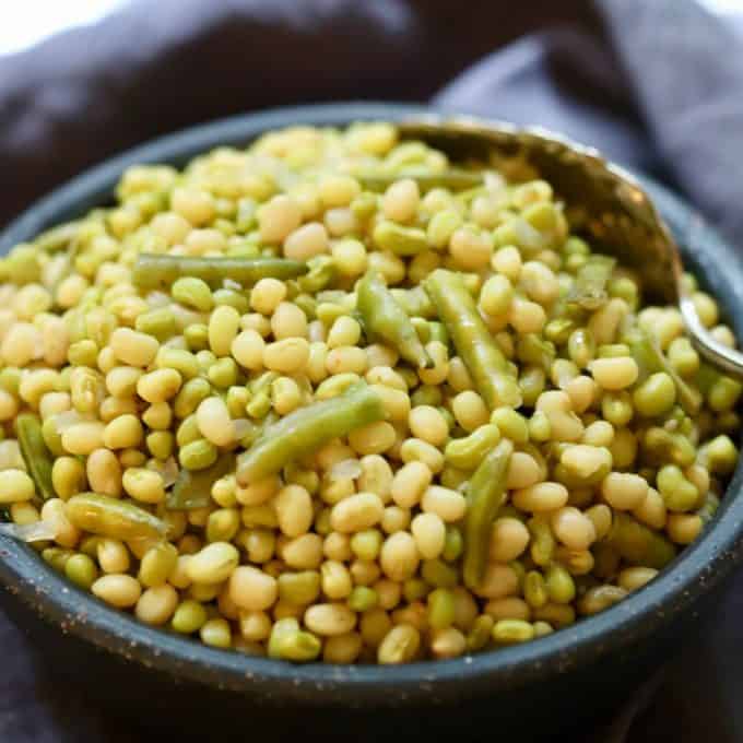 Southern Fresh White Acre Peas Recipe | gritsandpinecones.com