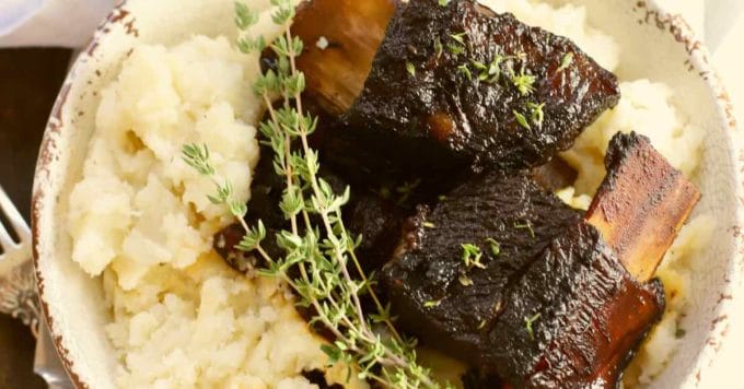 Easy Red Wine Braised Beef Short Ribs | gritsandpinecones.com